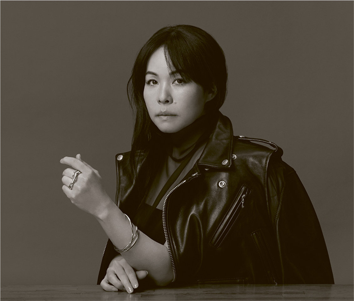 THE TRINITY RING IS THE STAR OF AN EPHEMERAL COLLECTION